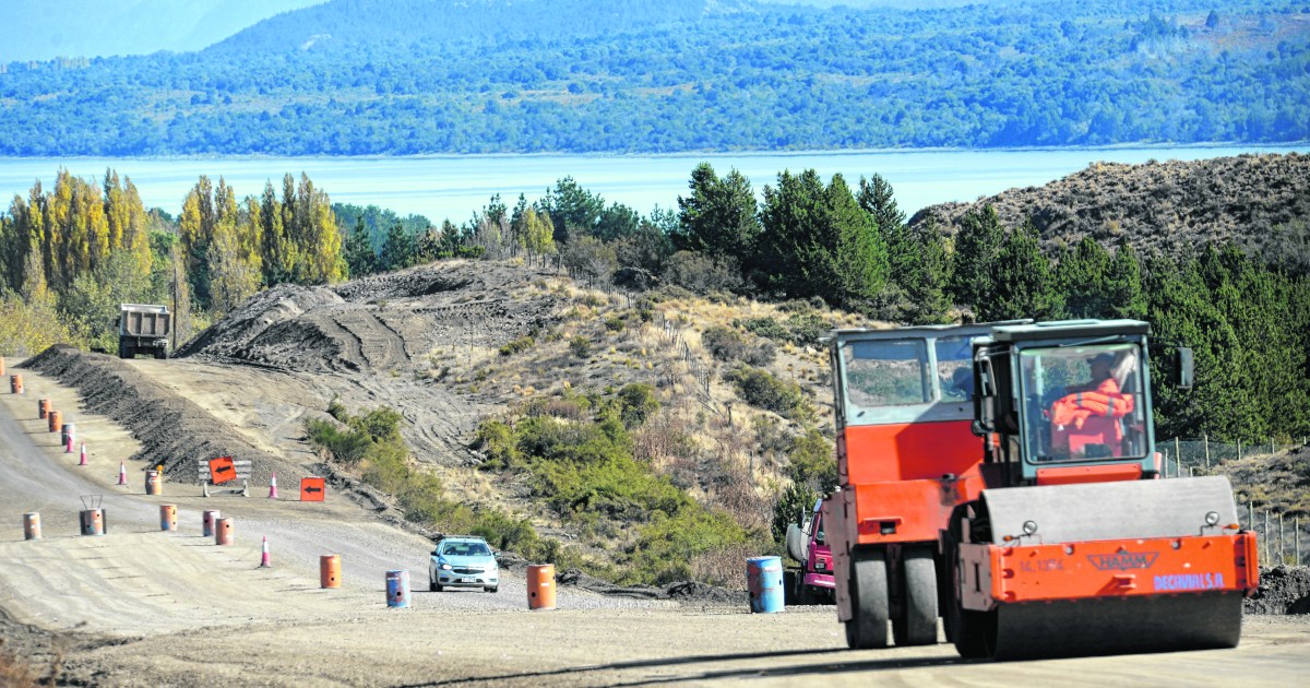 El asfalto de la Ruta Nacional 23 está a las puertas de Bariloche ...