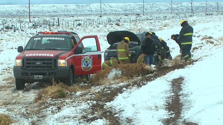 El hielo generó otro vuelco sobre la Ruta 23 - Diario Río Negro
