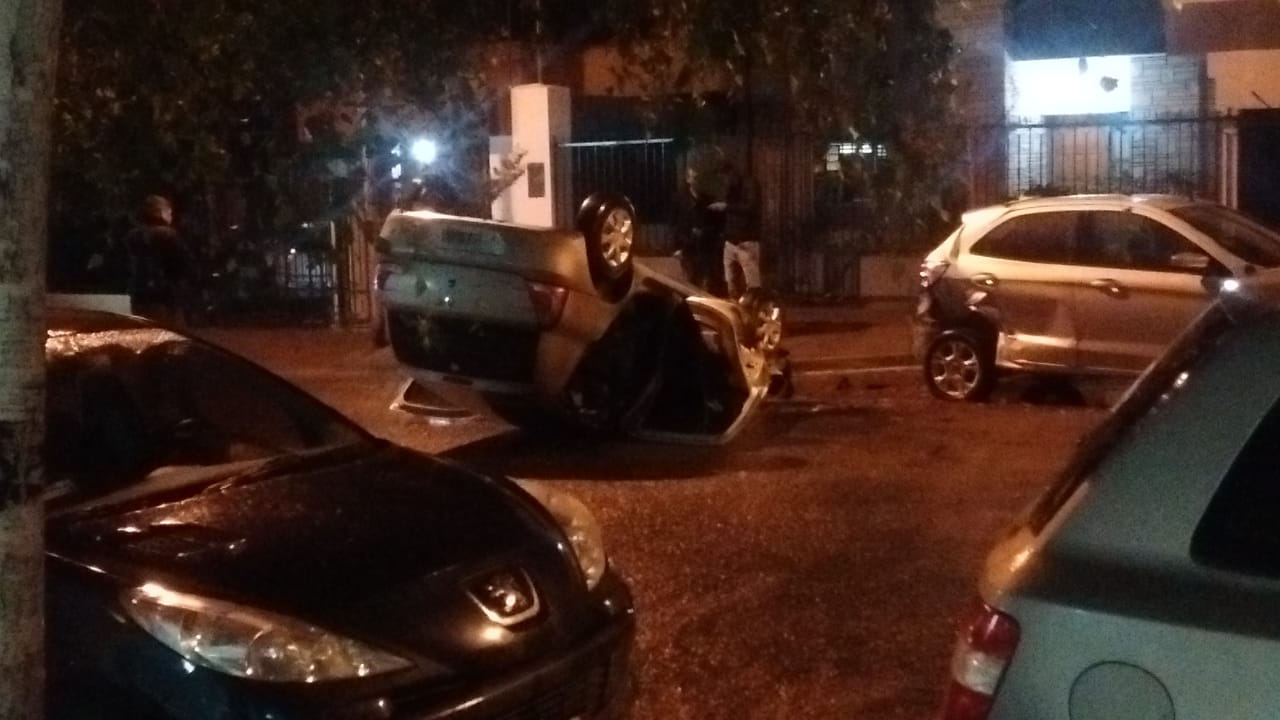Alcoholizado chocó y volcó en Neuquén - Diario Río Negro Alcoholizado chocó y volcó en Neuquén - Diario Río Negro