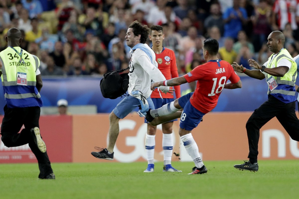 Copa América: Jara podría ser sancionado por golpear a un hincha ...