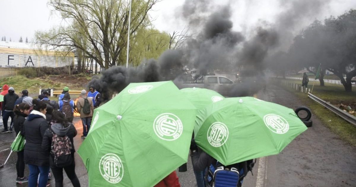 Los estatales de Río Negro liberaron el puente tras cinco horas de ...