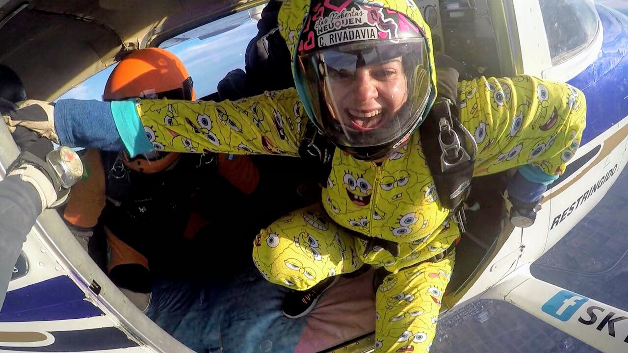 La mujer que tenía miedo al avión y hoy es experta en paracaidismo ...