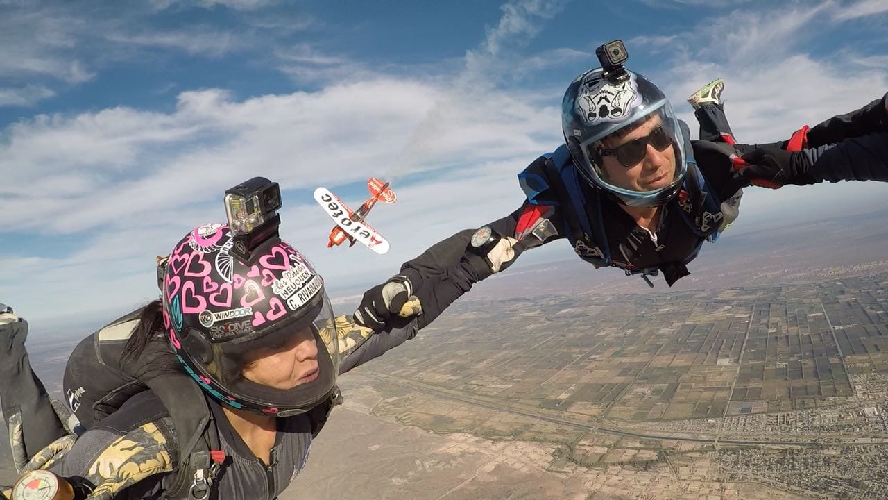 La mujer que tenía miedo al avión y hoy es experta en paracaidismo ...