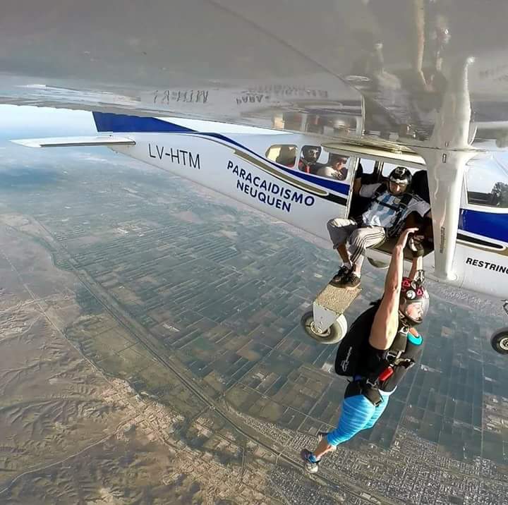 La mujer que tenía miedo al avión y hoy es experta en paracaidismo ...