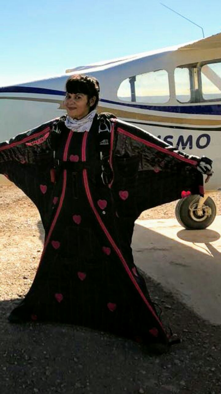 La mujer que tenía miedo al avión y hoy es experta en paracaidismo ...
