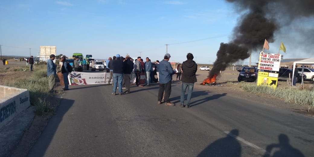 Trabajadores de la PIAP cortaron la Ruta 22 en Arroyito - Diario Río Negro