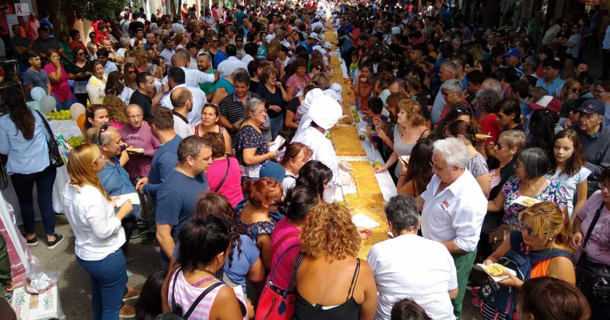 La tarta de manzana de 60 metros que compartieron 2.500 roquenses ...