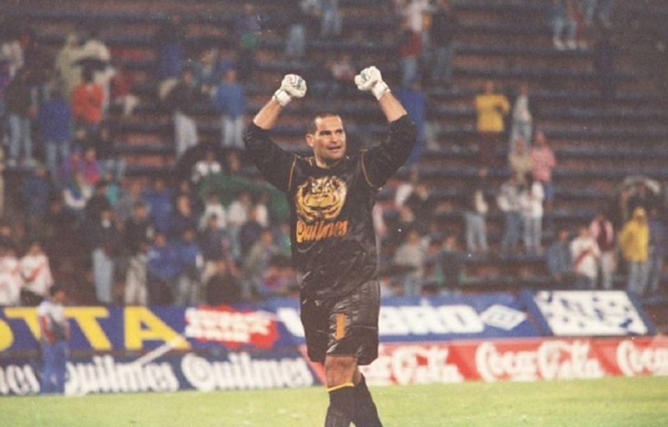 Se cumplen 24 años del golazo de Chilavert a River de mitad de cancha ...