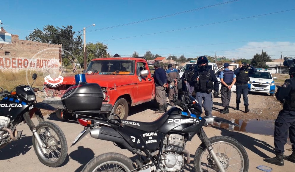 Detenidos por robar bolsas de cemento de una obra en Centenario ...