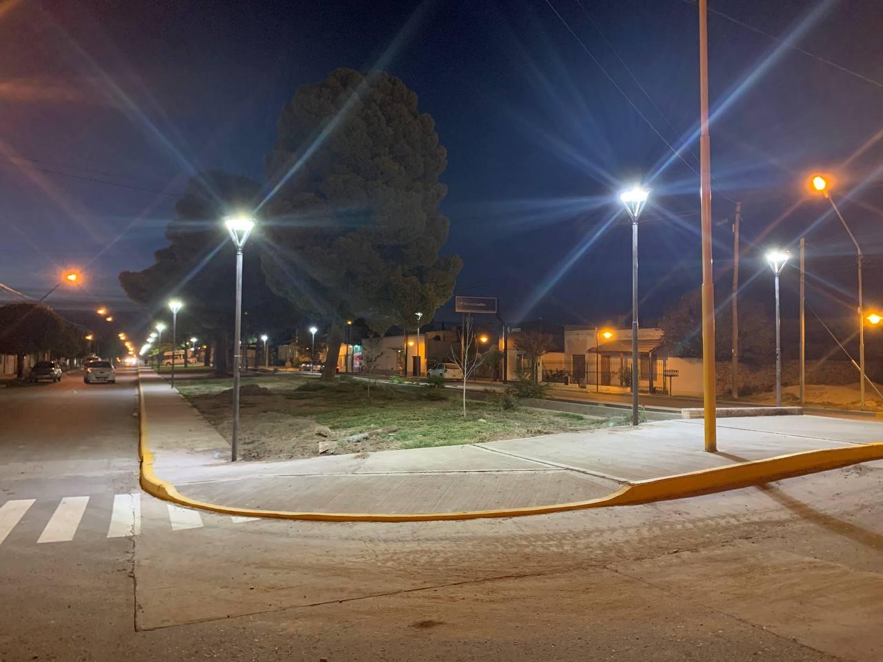 Mejoran iluminación de calles y espacios verdes en Huergo