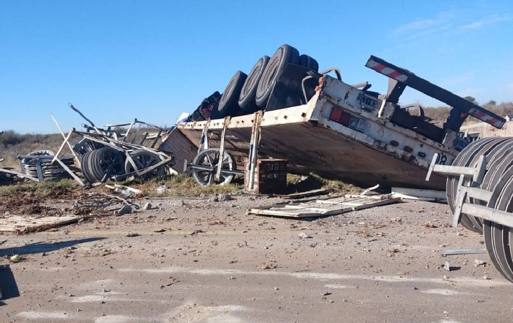 Una mala maniobra provocó el vuelco de un camión sobre la Ruta 22 cerca ...