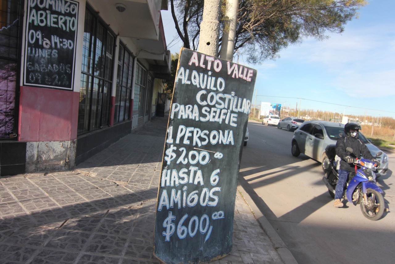 Los carteles con humor de un local de Neuquén para «robar una sonrisa a ...