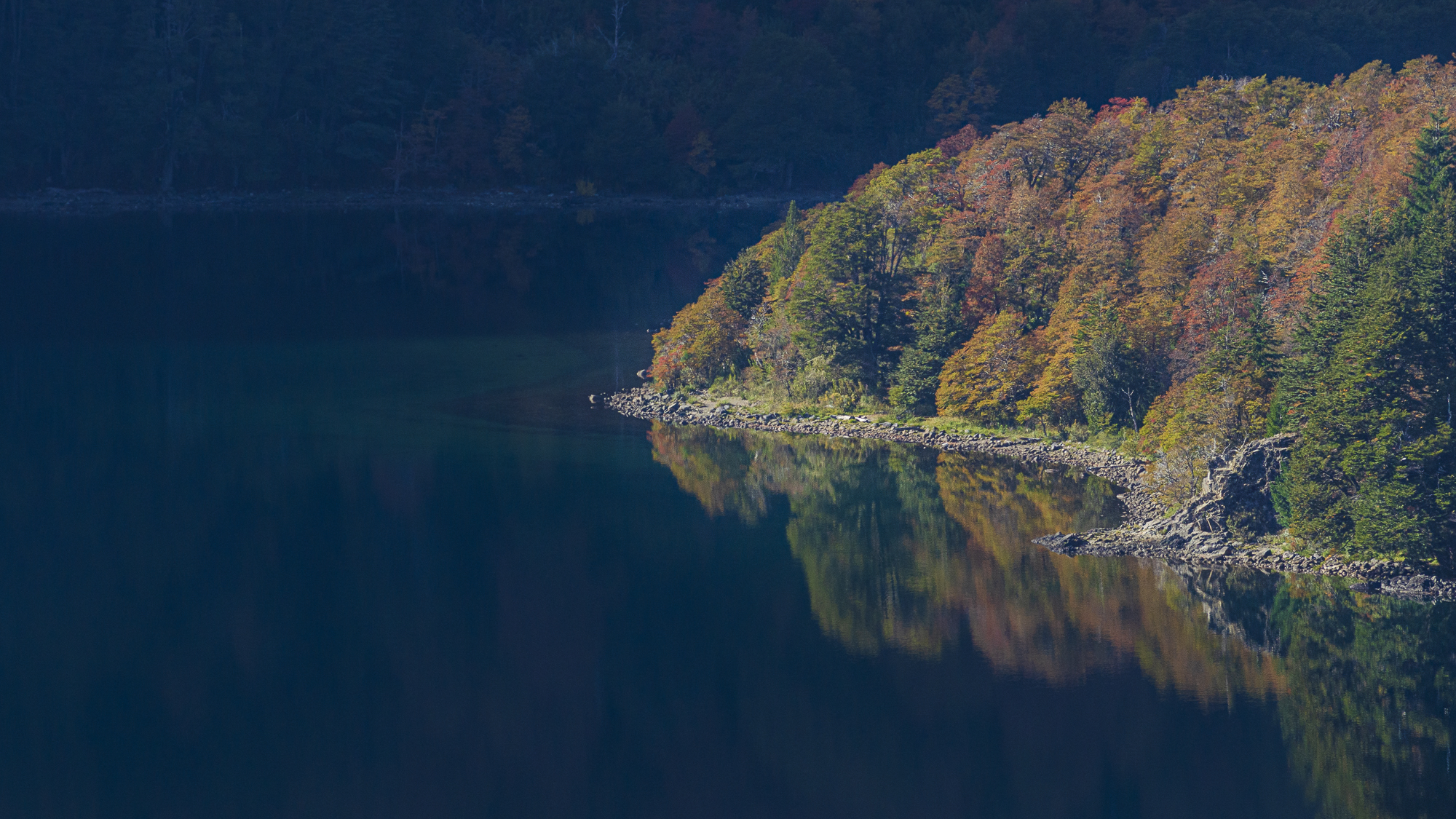 Lago Hermoso, donde el otoño en la Patagonia se hace mágico - Diario ...