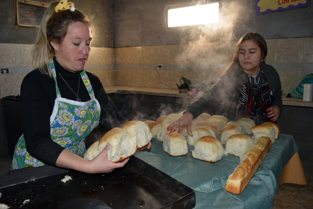 Pan solidario: la idea de dos hermanas de Río Colorado - Diario Río Negro