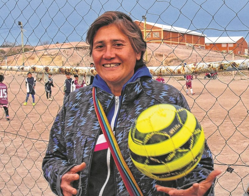 Andrea, la entrenadora que agita pasiones en las canchas del Club ...