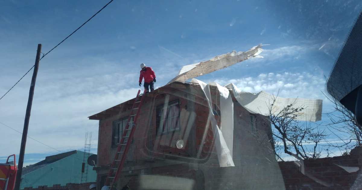 Inconvenientes con el viento que produjo voladura de techos en Cutral ...