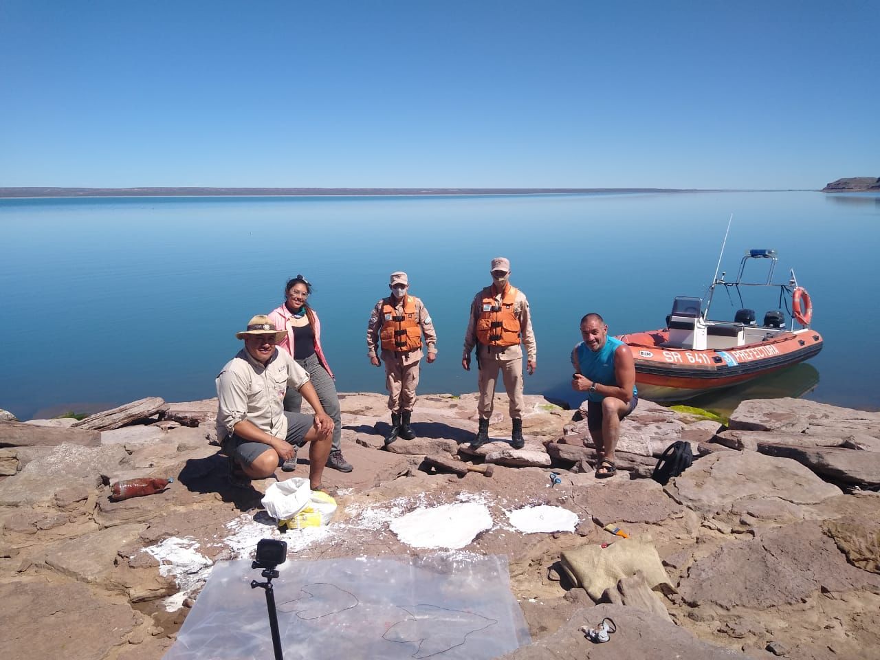 Encontraron cientos de huellas de dinosaurios en una isla de Picún ...