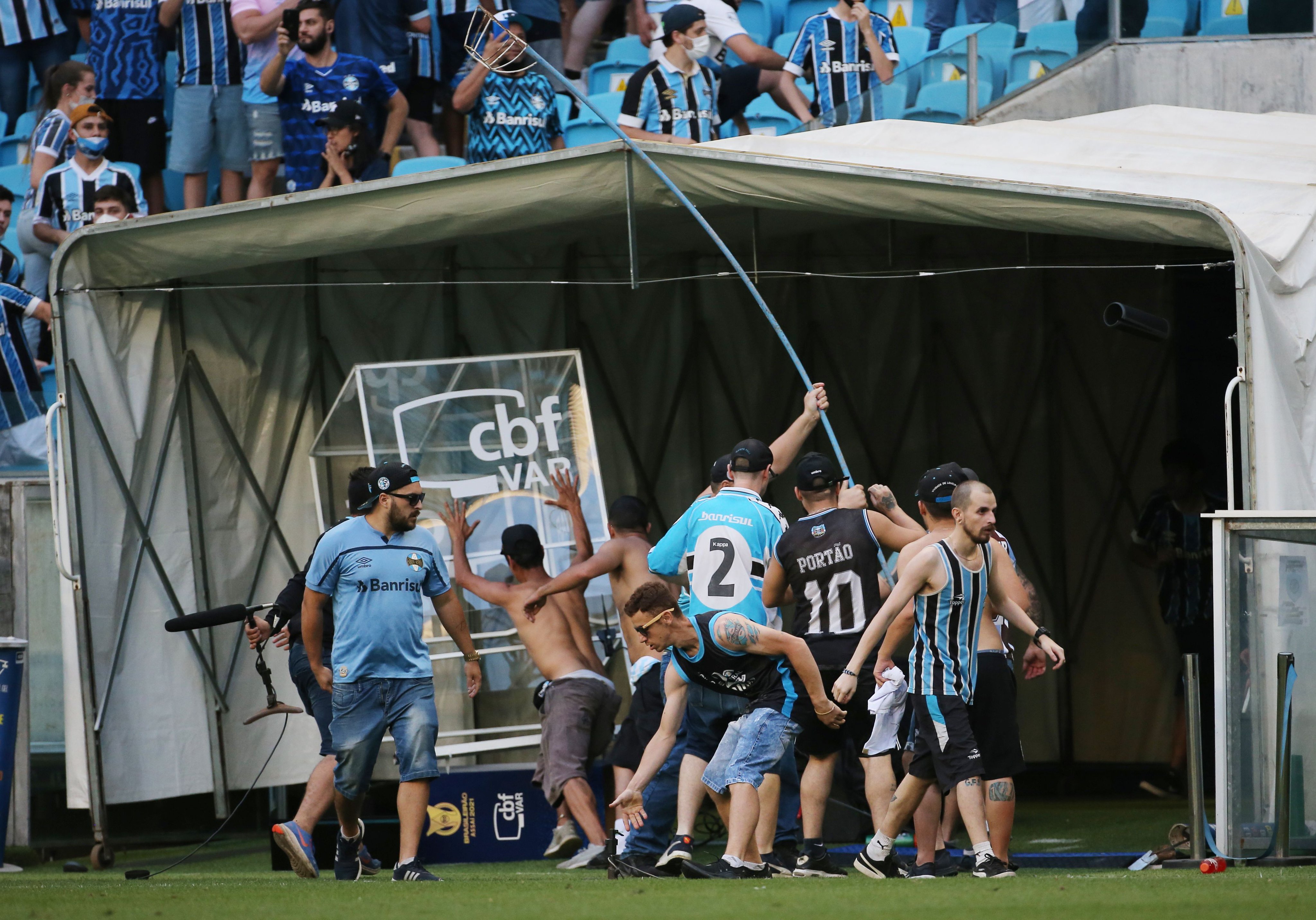 Escándalo en Brasil: los hinchas de gremio rompieron la cabina del VAR ...