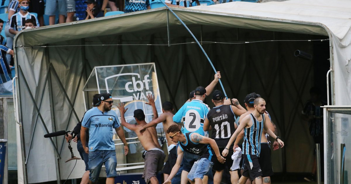 Escándalo en Brasil: los hinchas de gremio rompieron la cabina del VAR ...