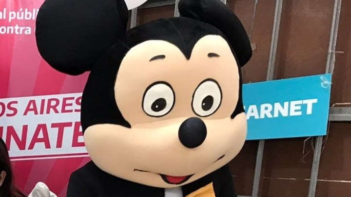 En plena vacunación infantil contra el coronavirus, un curioso Mickey ...