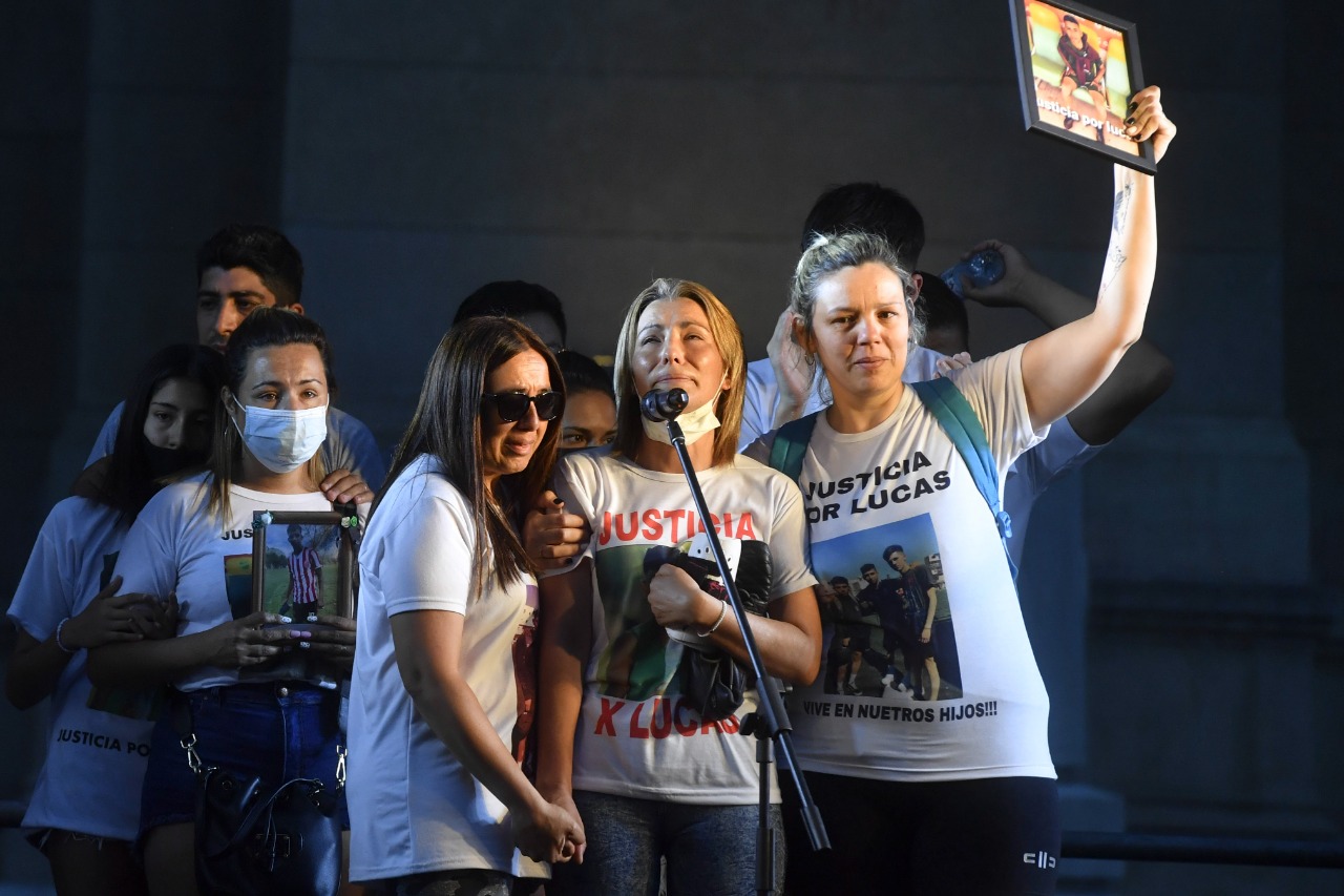 «Lo acribillaron y su única arma eran los botines rotos», dijo la madre ...