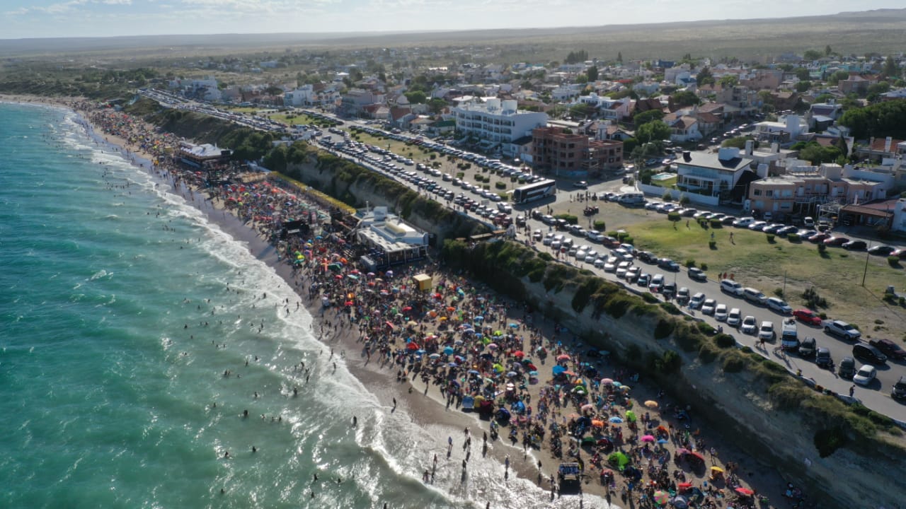 Las Grutas desde un drone: ola de calor y todos a la playa - Diario Río ...