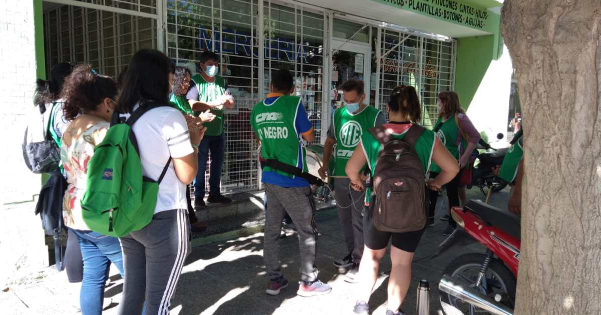 Protestaron frente al Consejo Escolar de Roca por los salarios de unos ...