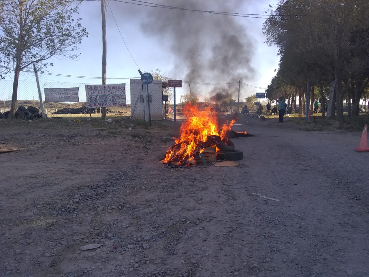 Quema de gomas y protesta de trabajadores de las plantas de residuos de ...
