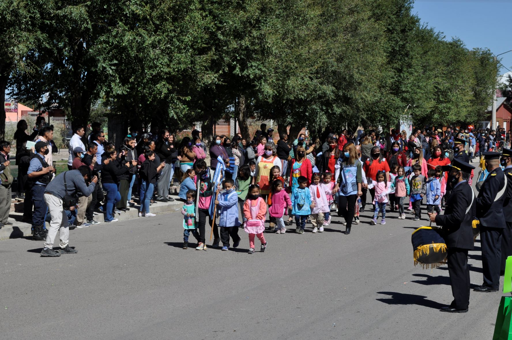 Con un colorido desfile, inauguraciones, aportes y firmas de convenios ...