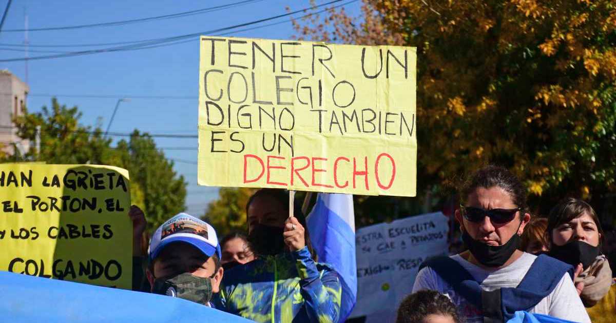 Sigue el reclamo de la Escuela 95: familias se movilizaron al Consejo ...