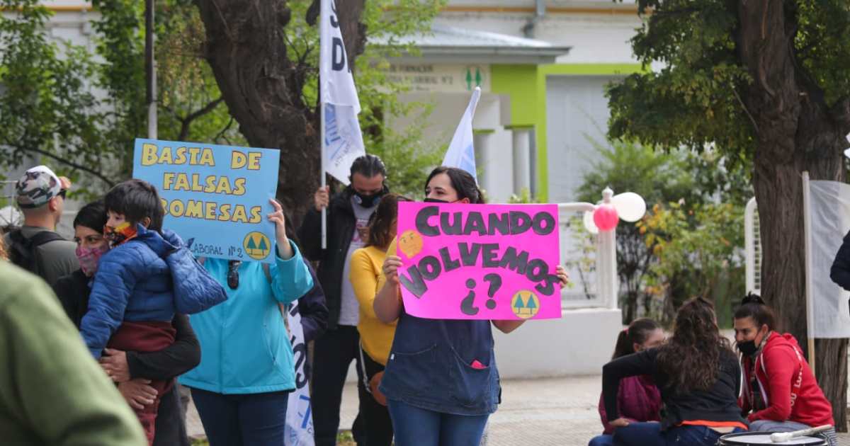 Docentes de Roca marchan al Consejo Escolar en medio del paro de la ...