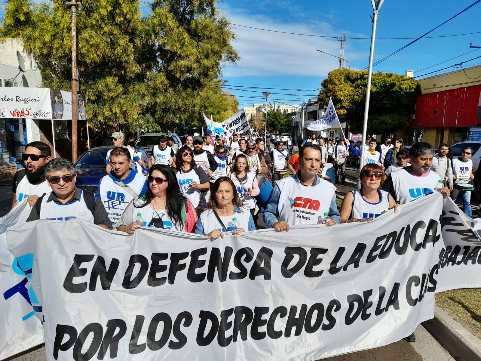 Paro De Unter Una Multitudinaria Marcha Recorrió Viedma Y Reclamó El