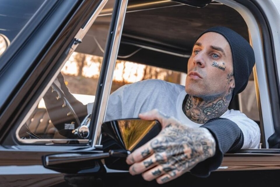 Internaron de urgencia a Travis Barker, baterista de Blink-182, y su ...