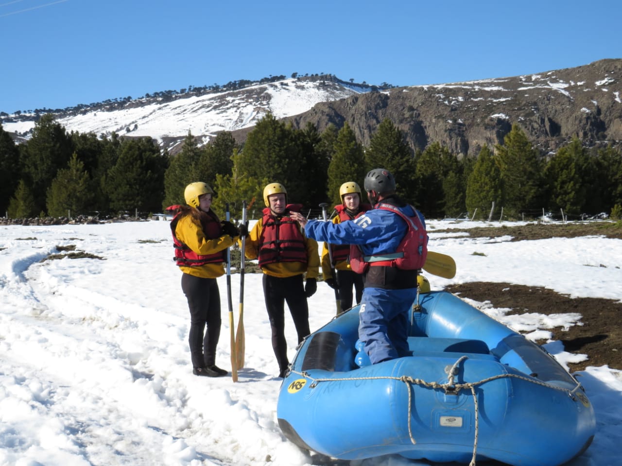 Villa Pehuenia y la aventura de hacer rafting en el río Aluminé rodeado ...