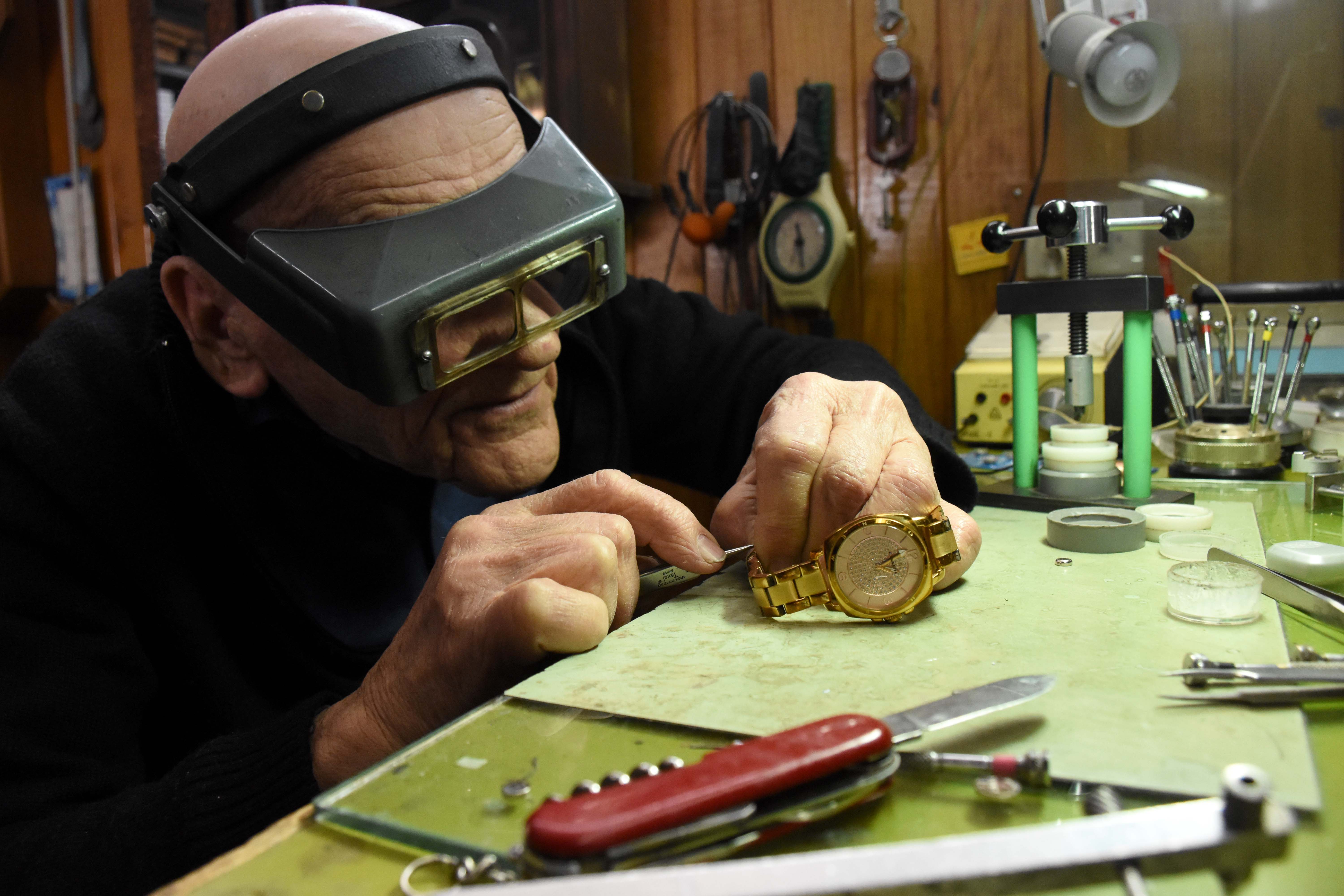 Cachín, el relojero que marca el tiempo hace 52 años en Neuquén ...