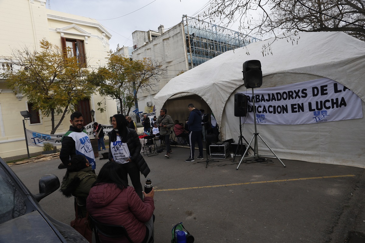 Conflicto Docente En Río Negro Unter Instaló Una Carpa Frente A La