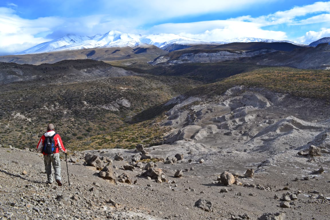 Senderismo hacia la Yesera del volcán Tromen y su cono de venteo del ...