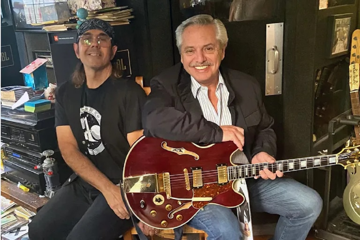 La foto de Alberto Fernández probando guitarras en Nueva York que ...