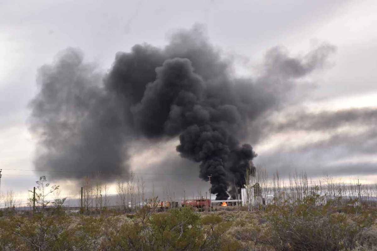 Explosión e incendio en la refinería de Plaza Huincul en 16 fotos ...