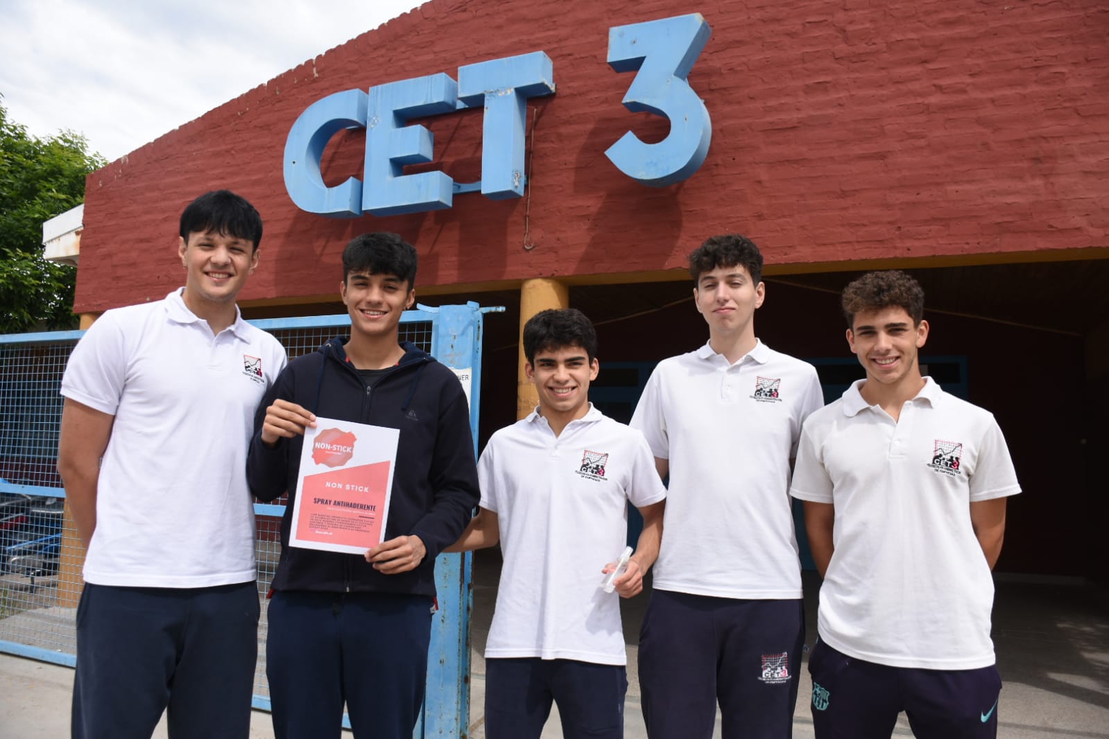 Alumnos del CET 3 de Roca crearon un spray antibarro para botines ...