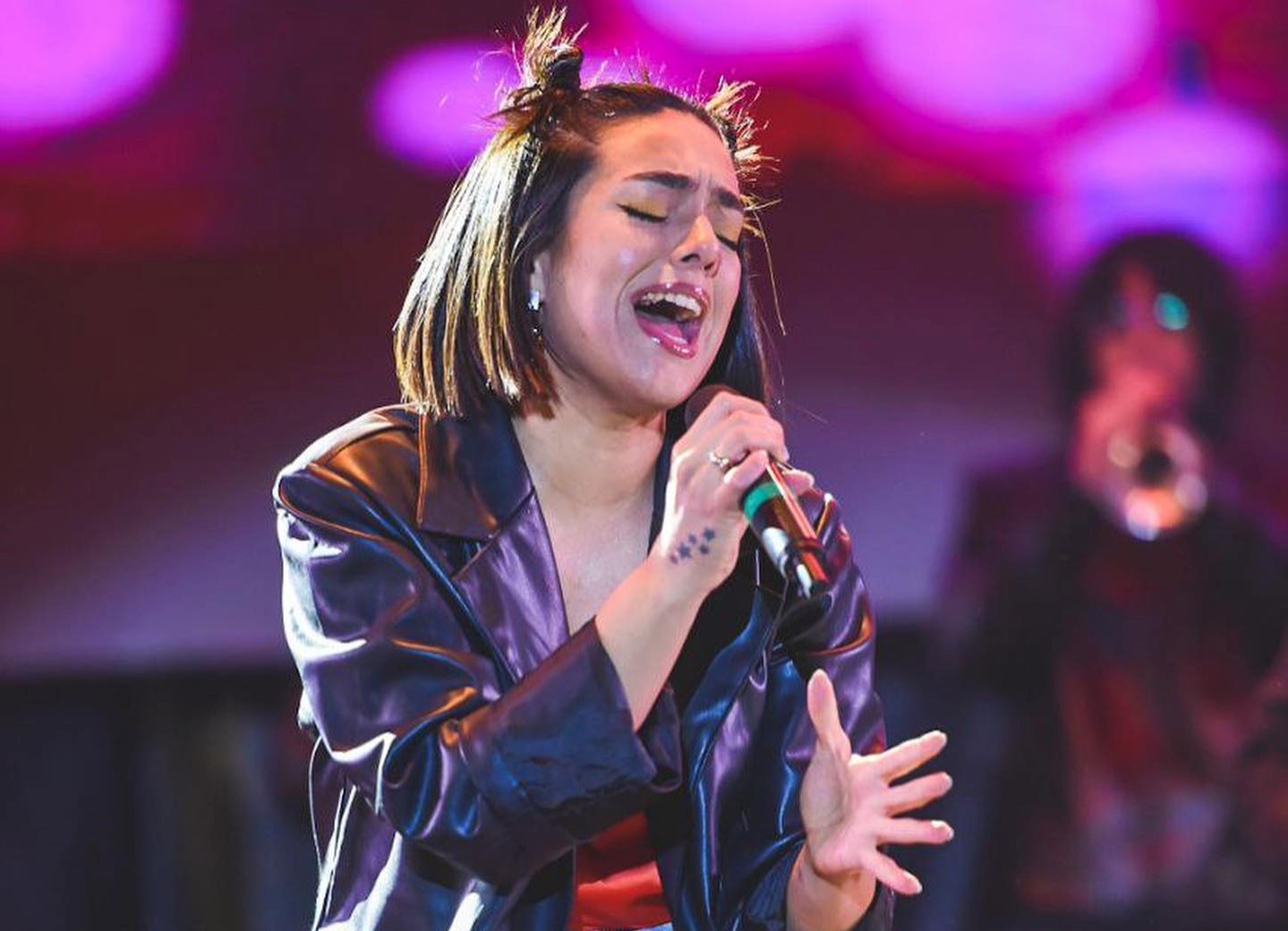 Angela Leiva llega a Ramos Mexía a cantarle el feliz cumpleaños ...