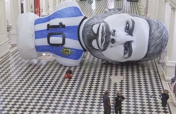 Instalan un inflable gigante de Messi en el Obelisco - Diario Río Negro