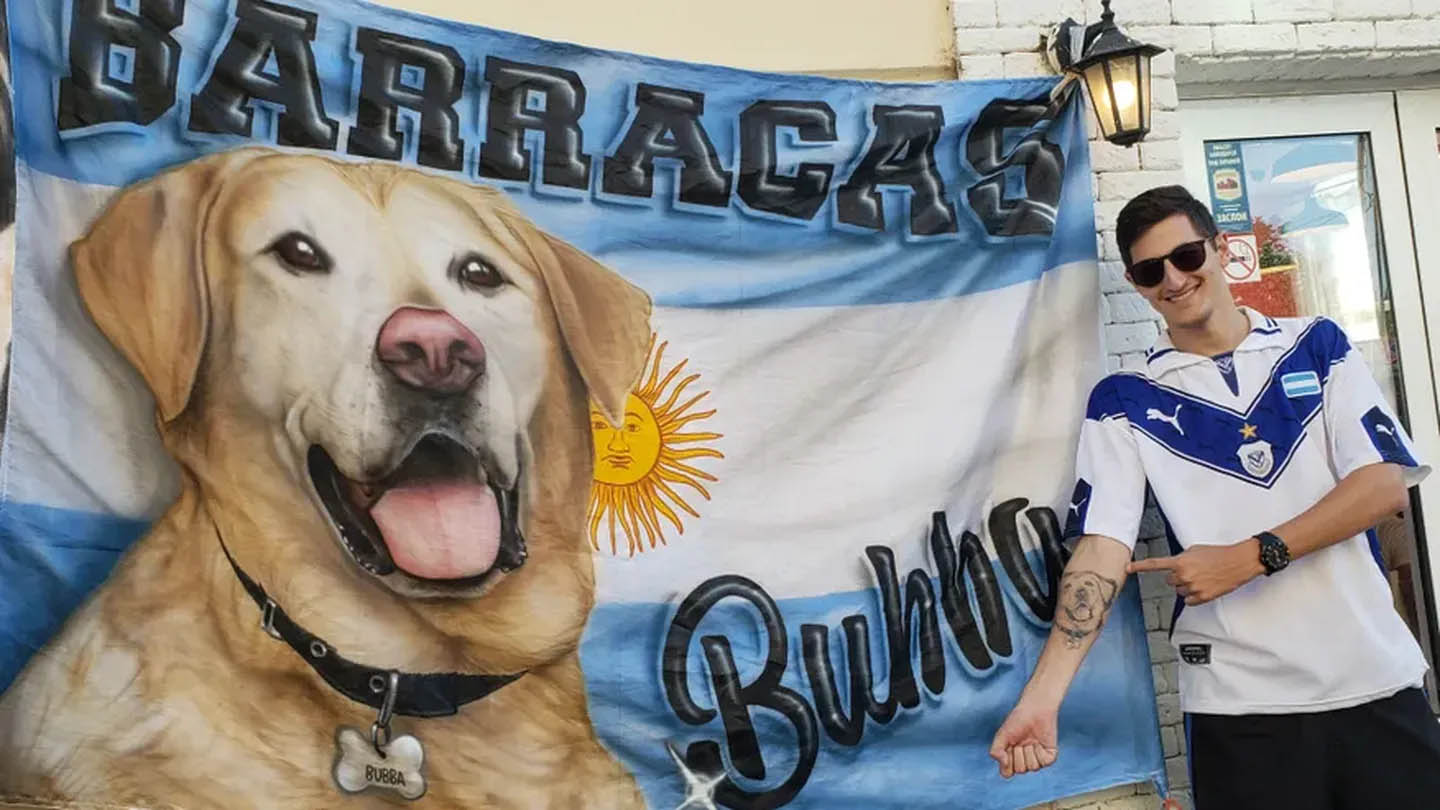 La tierna historia del hincha que llevó la bandera argentina con su ...