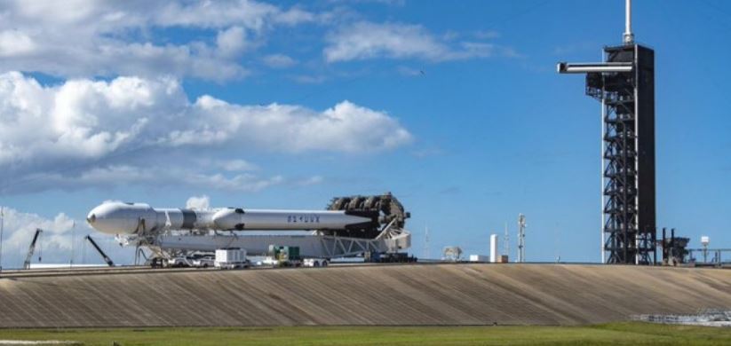 SpaceX lanzó su cohete más poderoso y realizó un triple aterrizaje ...