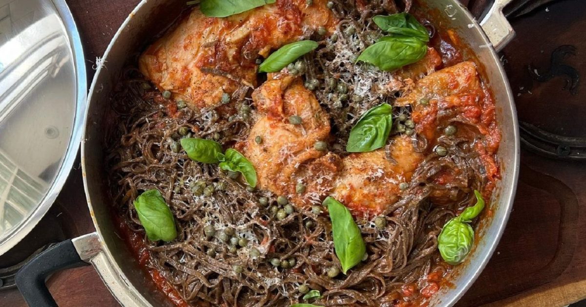 Pollo en salsa de tomate con tallarines de hongos de pino por Pedro ...