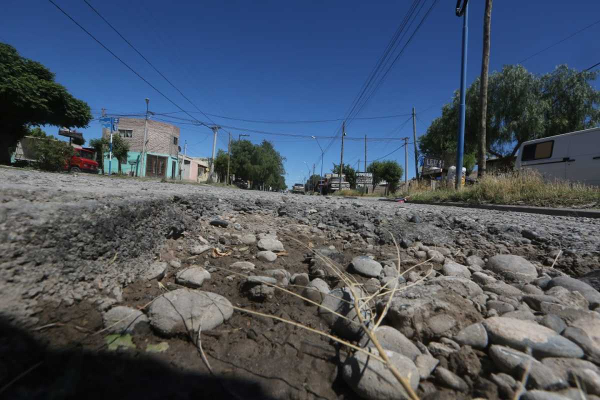 Calles detonadas: por la profundidad de los baches, una ambulancia ...