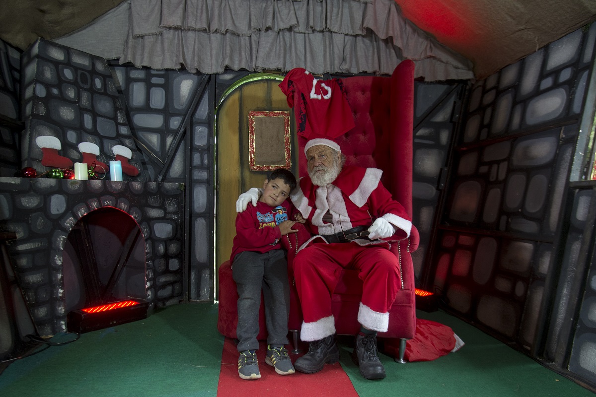 Papá Noel ya recibe a los niños en el Centro Cívico de Bariloche - Diario Río Negro