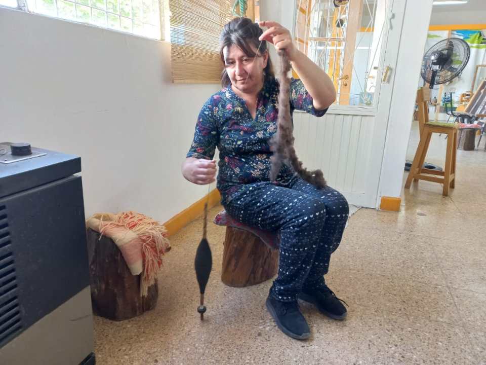 Se llama Malvina y desde Jacobacci creó un “poncho desigual” para ...