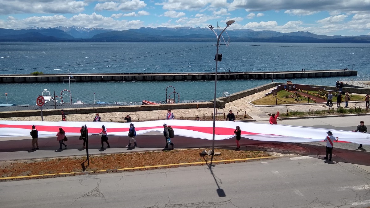 Hinchas de River desplegaron en Bariloche la bandera más larga de la ...