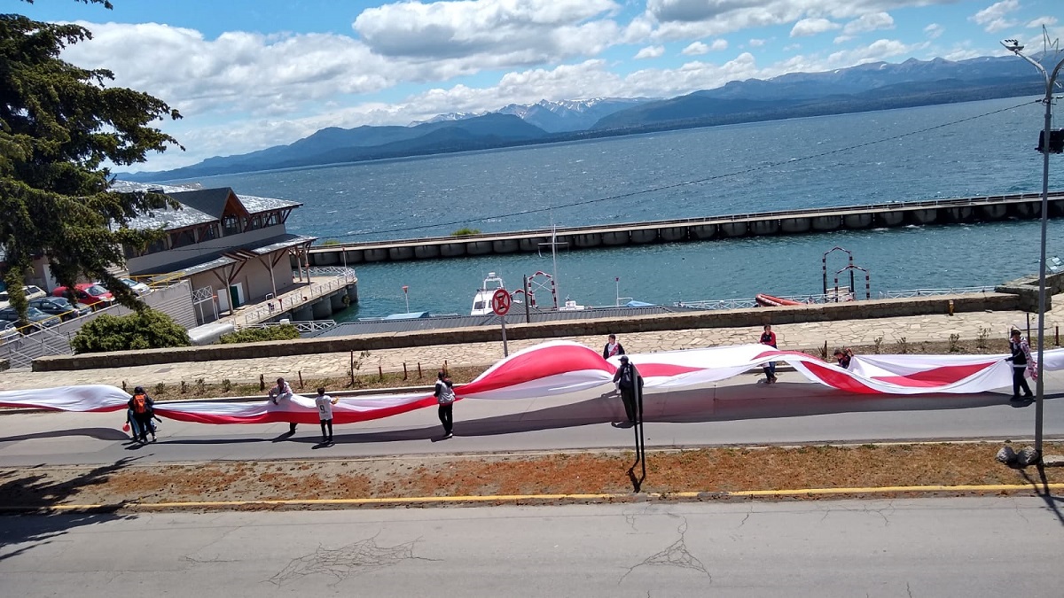Hinchas de River desplegaron en Bariloche la bandera más larga de la ...
